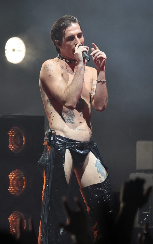 I Maneskin trionfano ai VMA’s 2022: Damiano in perizoma mostra il lato b, Victoria col cuore sul ...