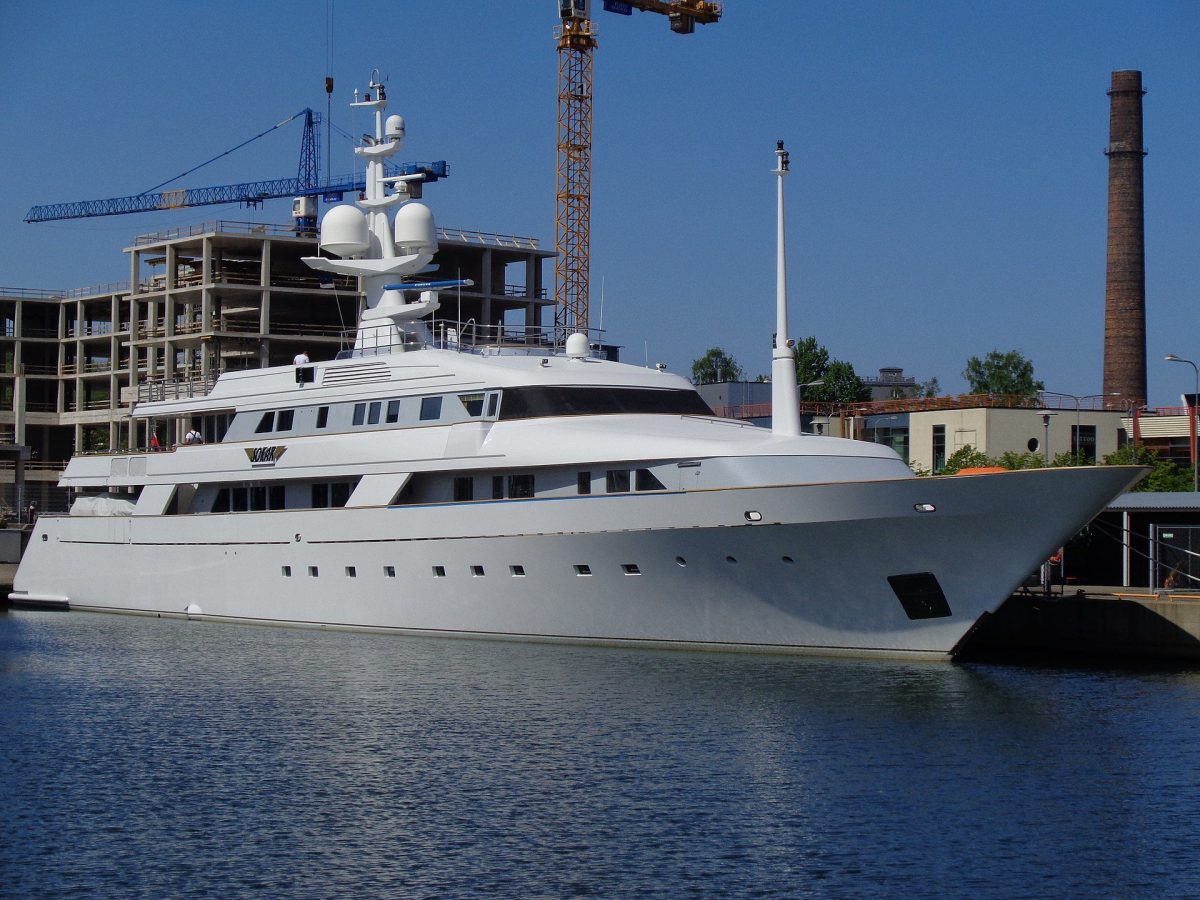 Com'è fatto e quanto costa affittare lo yacht dove Lady Diana ha ...