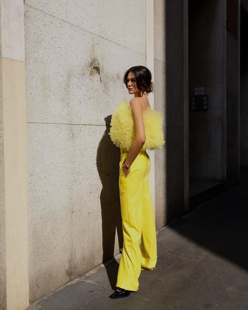Francesca Sofia Novello tutta in giallo alle sfilate di Milano: abbina il top meringa al make-up