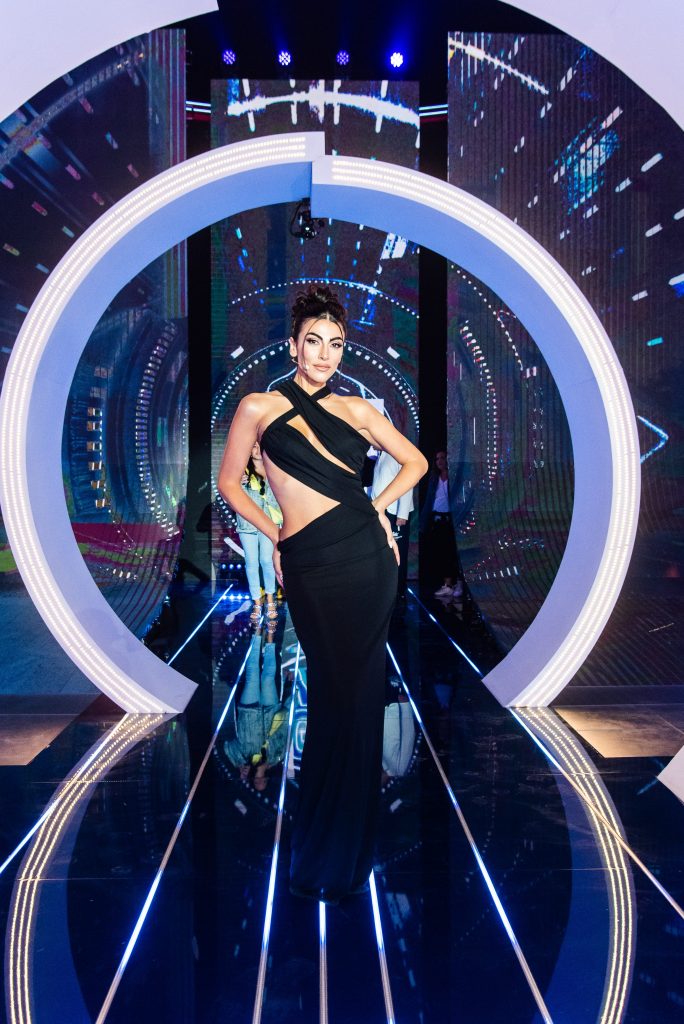 Giulia Salemi al GF Vip 7 è una dark lady: l'abito nero lascia schiena ...
