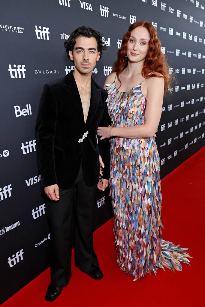 Sophie Turner torna sul red carpet dopo il parto: piume multicolor per ...