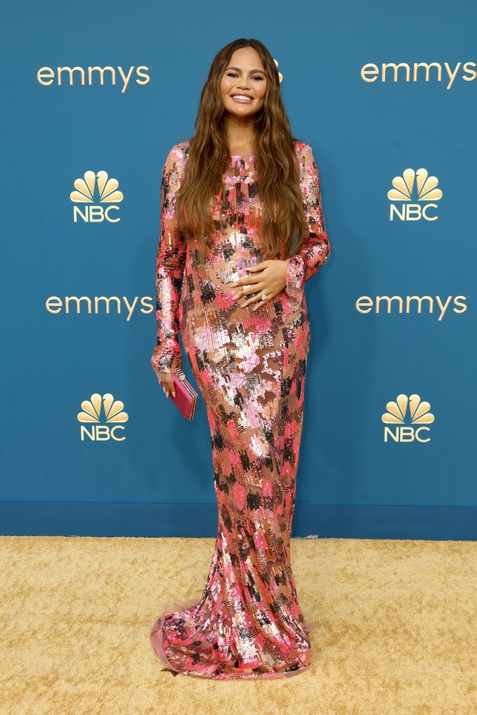 Emmy Awards 2022, Chrissy Teigen sfila col pancione: sul red carpet è ...