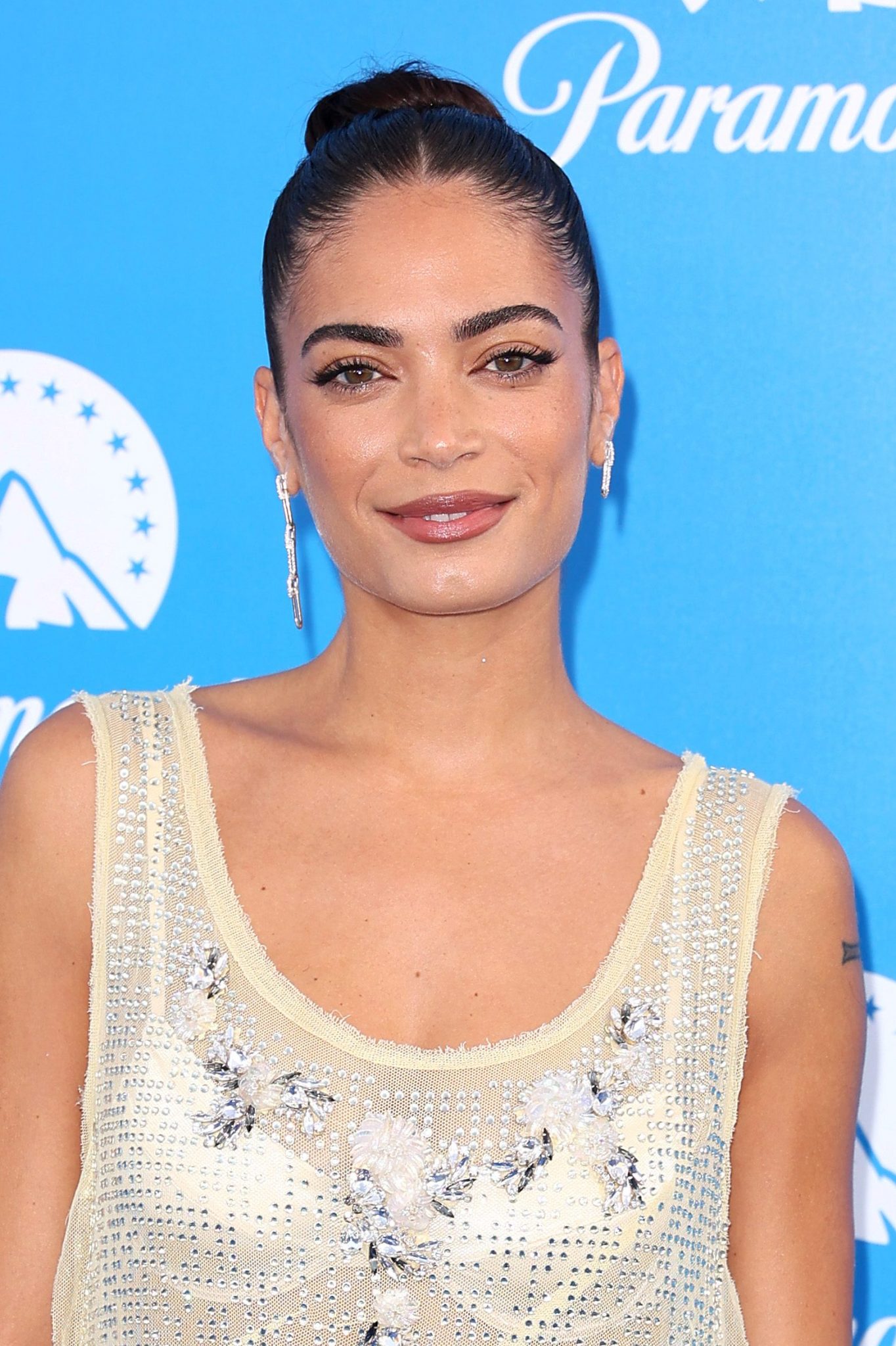 Elodie con l'abito trasparente impreziosito da cristalli: il look vale ...