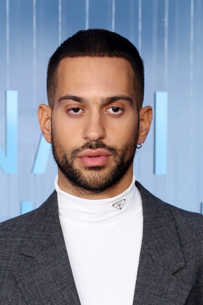 Mahmood cambia stile: sul pink carpet milanese indossa il completo classico