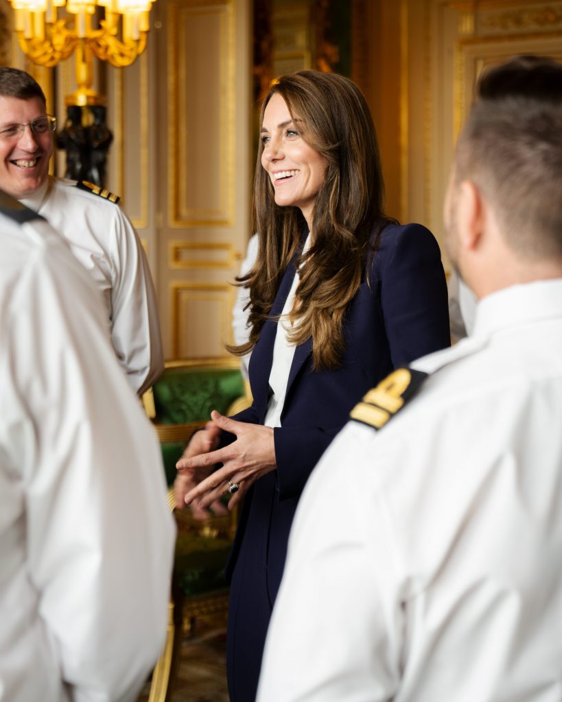 Kate Middleton incontra la Marina: l'incontro formale con l'equipaggio ...
