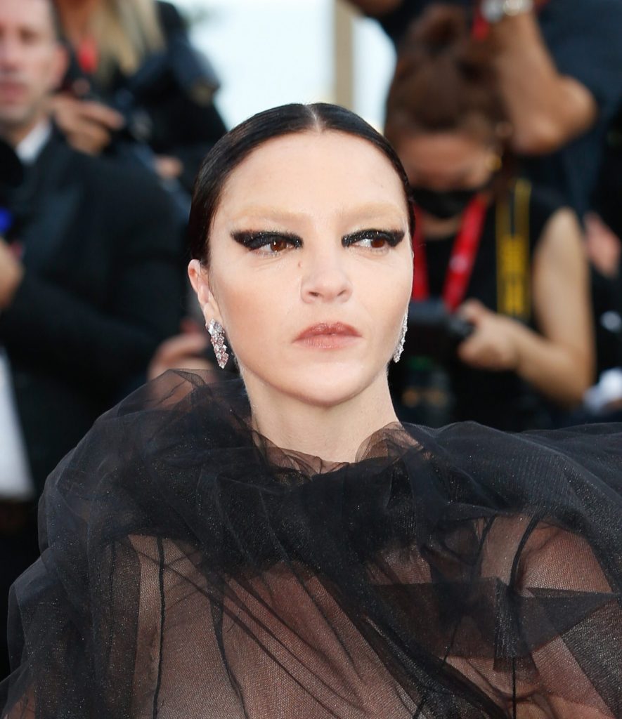 Venezia 79, perché il topless di Mariacarla Boscono sul red carpet è ...