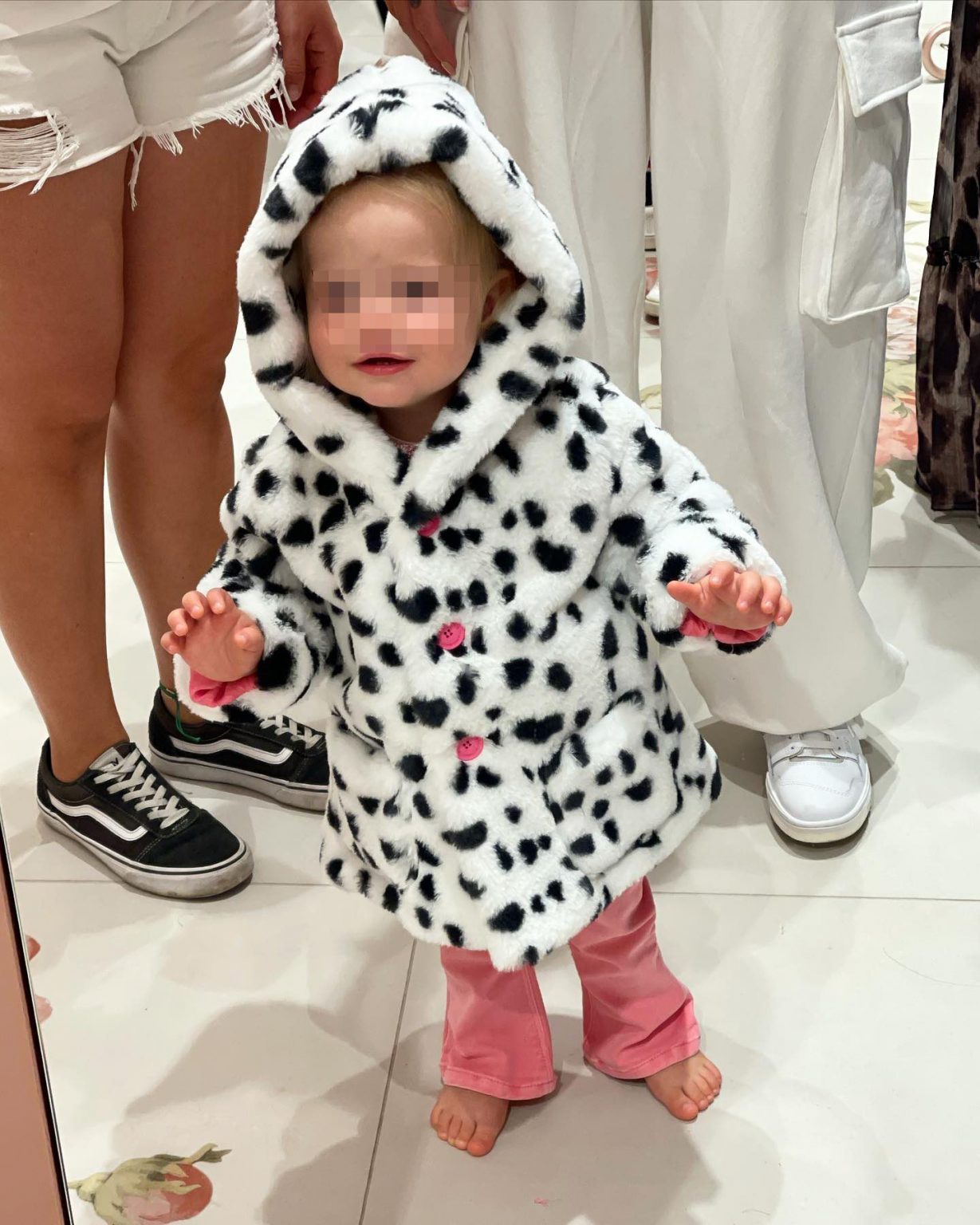 Baby Vittoria in pelliccia maculata e occhiali rosa: diventa "modella ...