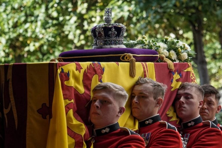 Perché la bara della regina Elisabetta II è rivestita di piombo