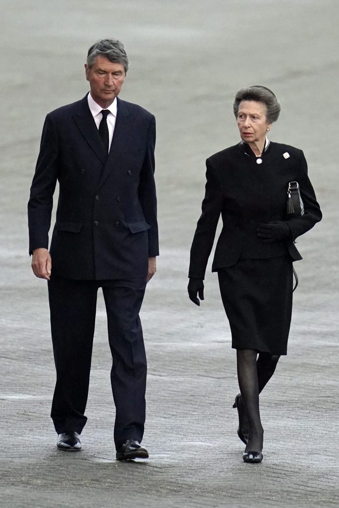 La principessa Anna accompagna la bara della regina: gli orecchini ...