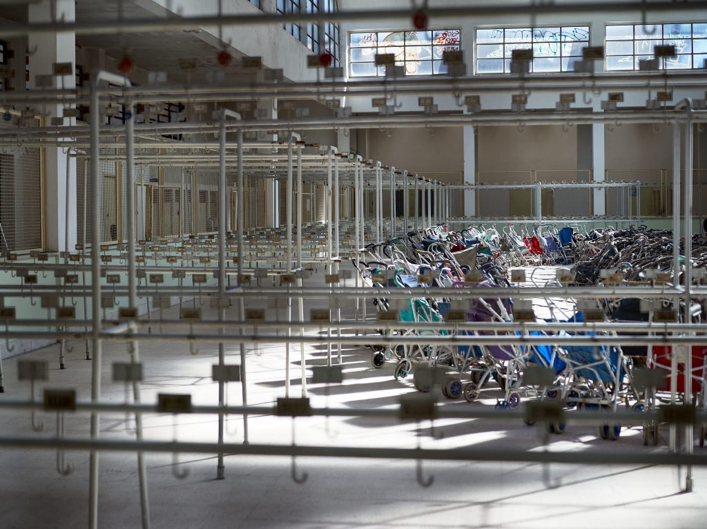 La Piscina Romano a Milano ricoperta d'oro diventa una galleria d'arte