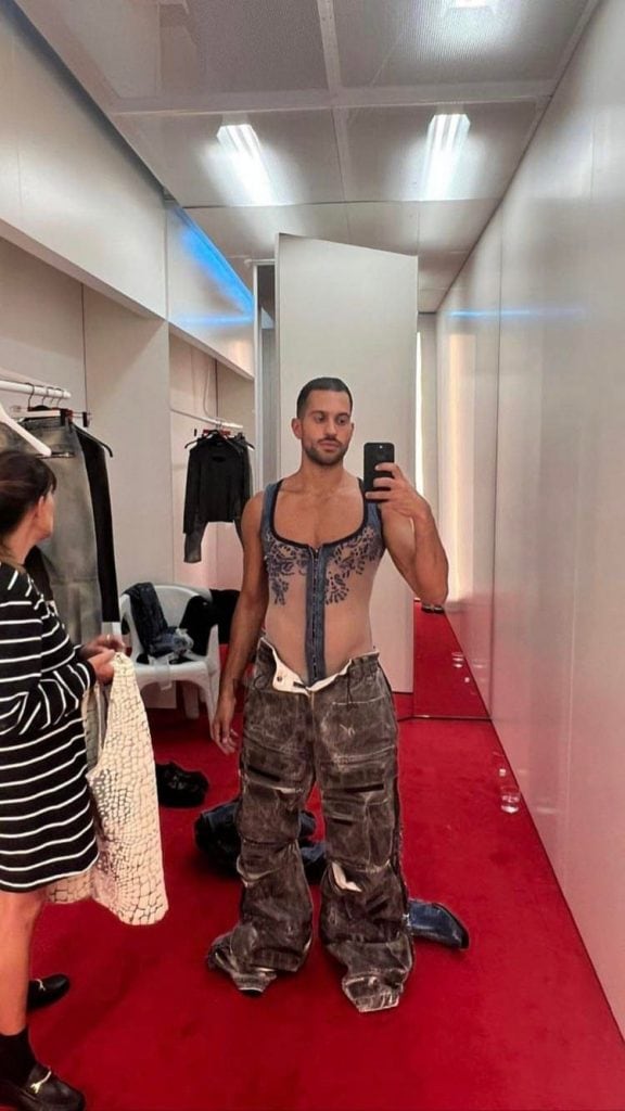 Mahmood lancia il corsetto da uomo e lo abbina ai jeans oversize