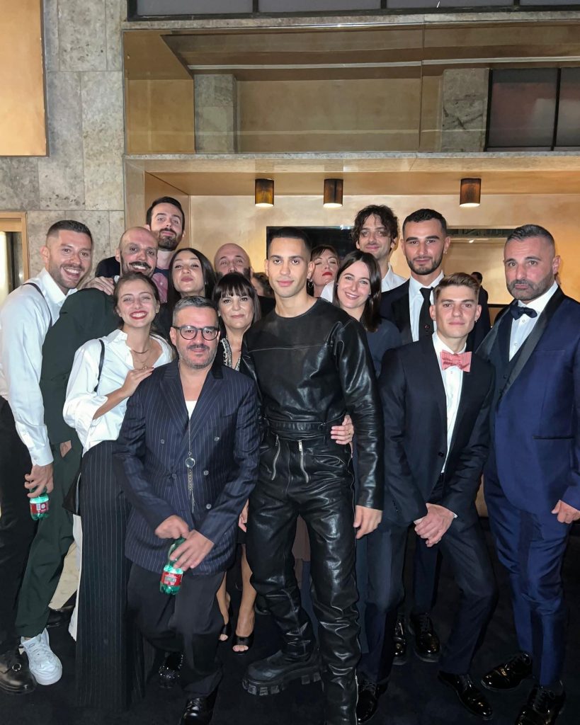 Mahmood alla Festa del Cinema di Roma: look di pelle e anfibi ...