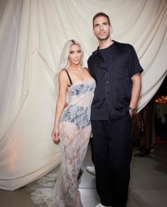 Kim Kardashian festeggia il compleanno in abito di pizzo trasparente ...