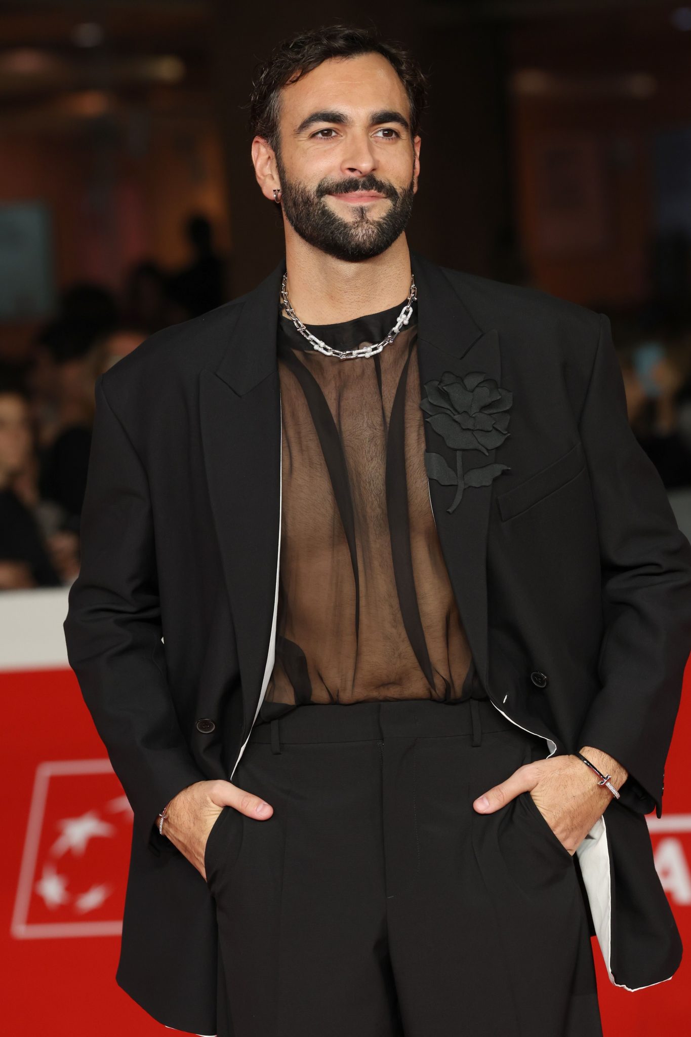Marco Mengoni alla Festa del Cinema di Roma: trasparenze e gioielli da ...