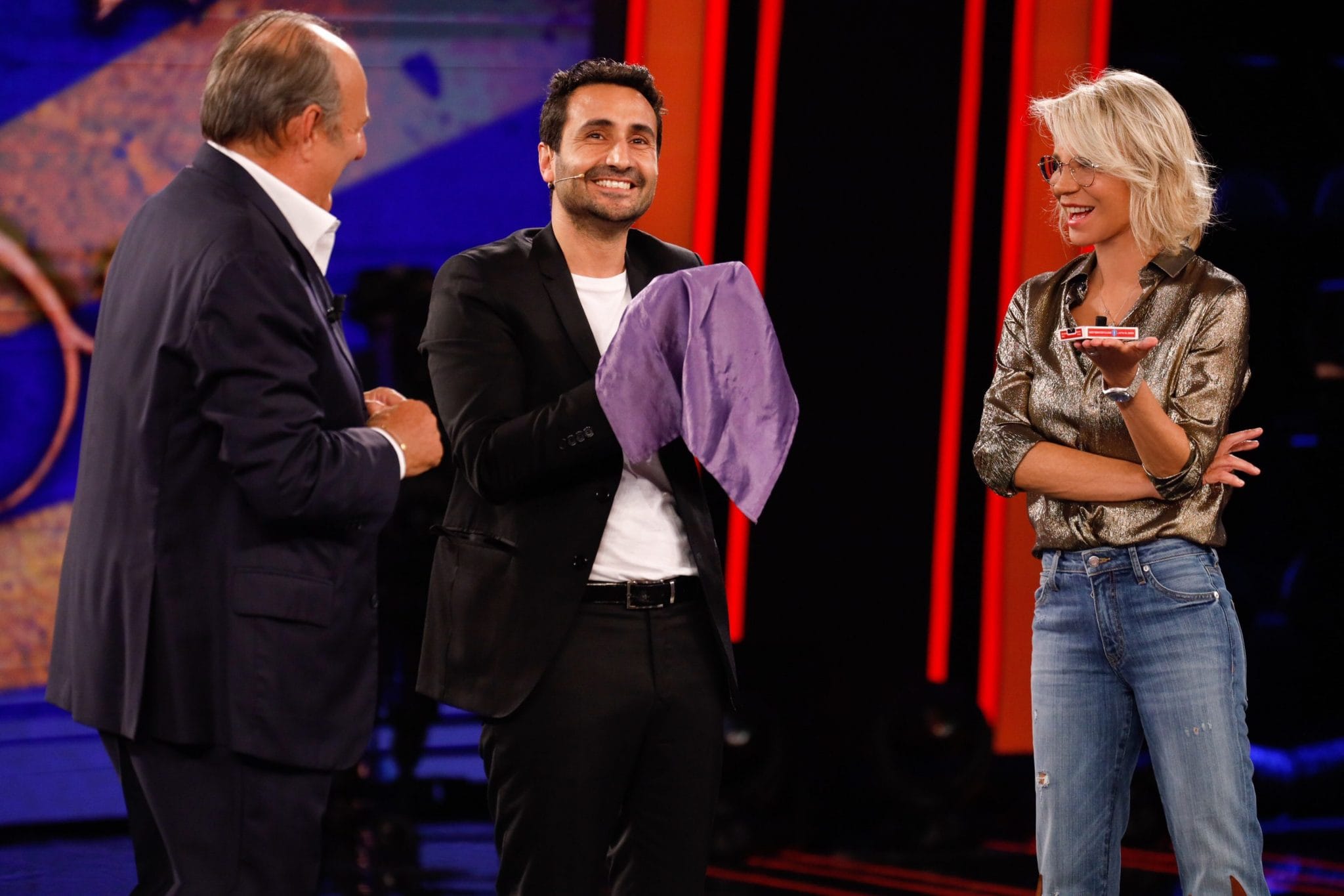 Maria De Filippi a Tu Sì Que Vales indossa i jeans con le foglie da ...