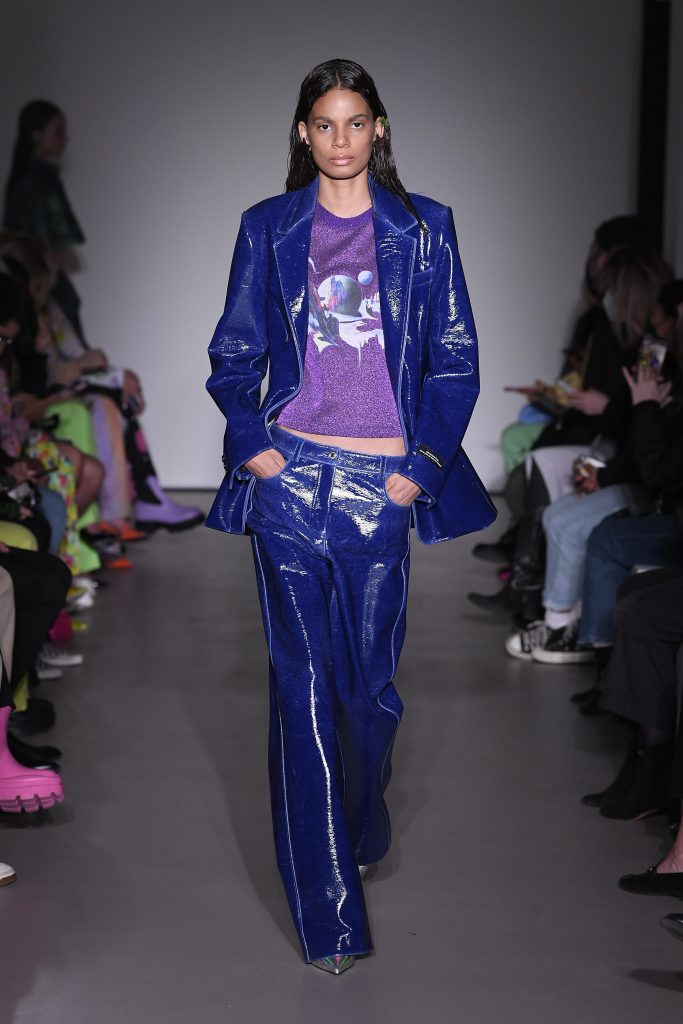 Il blu elettrico è il colore moda dell'Autunno/Inverno 2022-23: i look e gli abbinamenti da provare