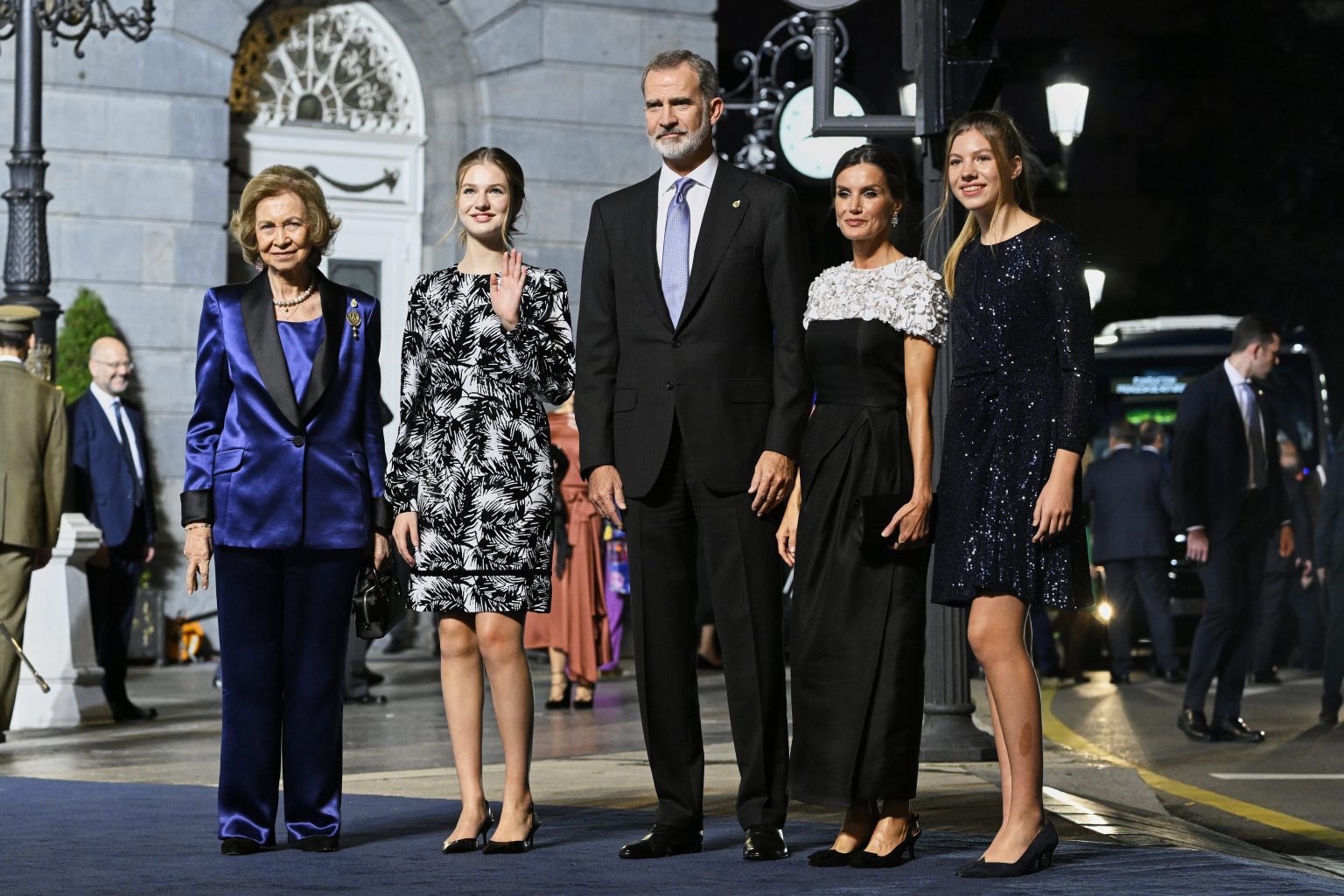 La famiglia reale spagnola brilla con i look coordinati: la regina ...