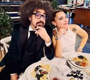 Il matrimonio rock di Caparezza e Albina: lui in smoking di velluto ...