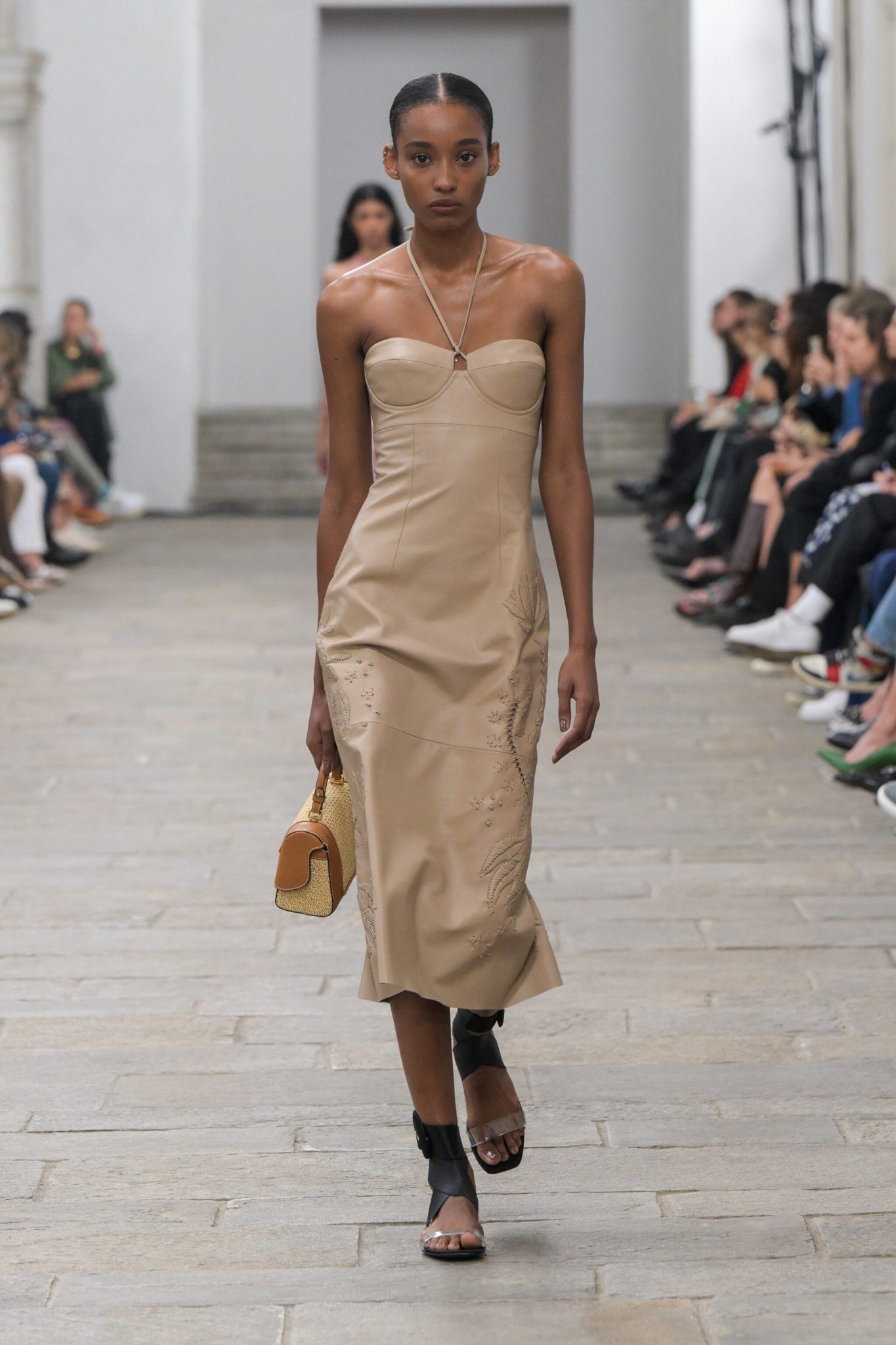 Belén Rodriguez a Le Iene col tubino: nella puntata 8 osa con mini oblò ...