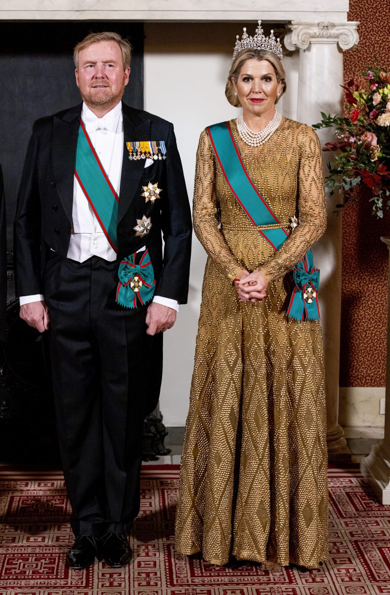 Maxima d'Olanda brilla con abito d'oro e tiara di perle: look ...