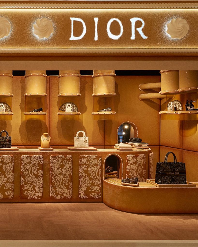 Harrods diventa una casetta di marzapane: lo spettacolare allestimento di Dior per Natale
