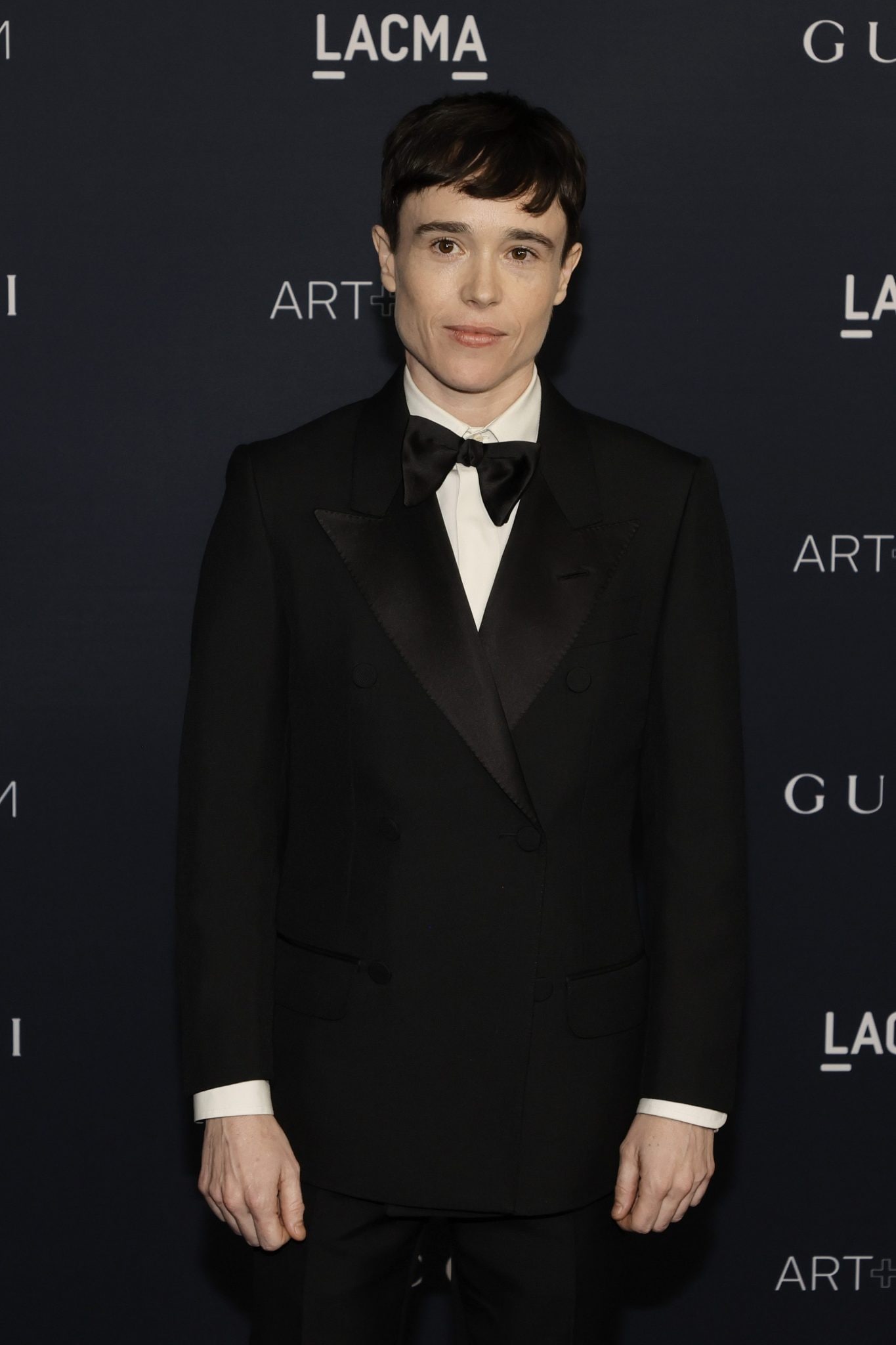 Elliot Page torna sul red carpet: l'attore sfila in smoking e papillon