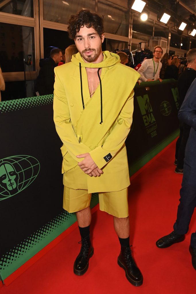 Luca Vezil, primo red carpet da single agli MTV EMAs: indossa la giacca ...