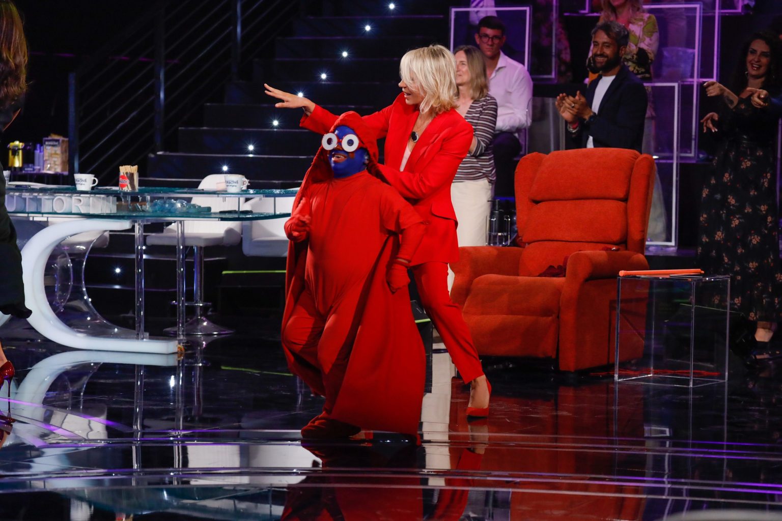 Maria De Filippi, mai senza scarpe col tacco: l'unica eccezione sono le ...