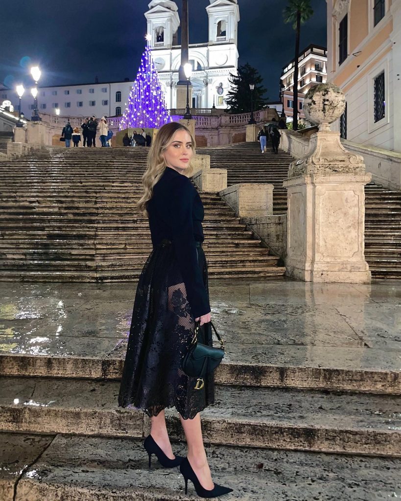 Valentina Ferragni a Roma con la gonna trasparente: il look dark è ...