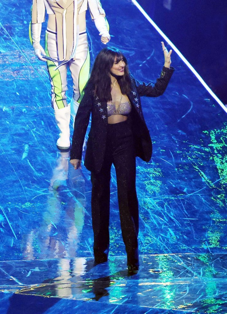 Ambra Angiolini brilla nella finale di X Factor: canta T'appartengo col reggiseno di cristalli