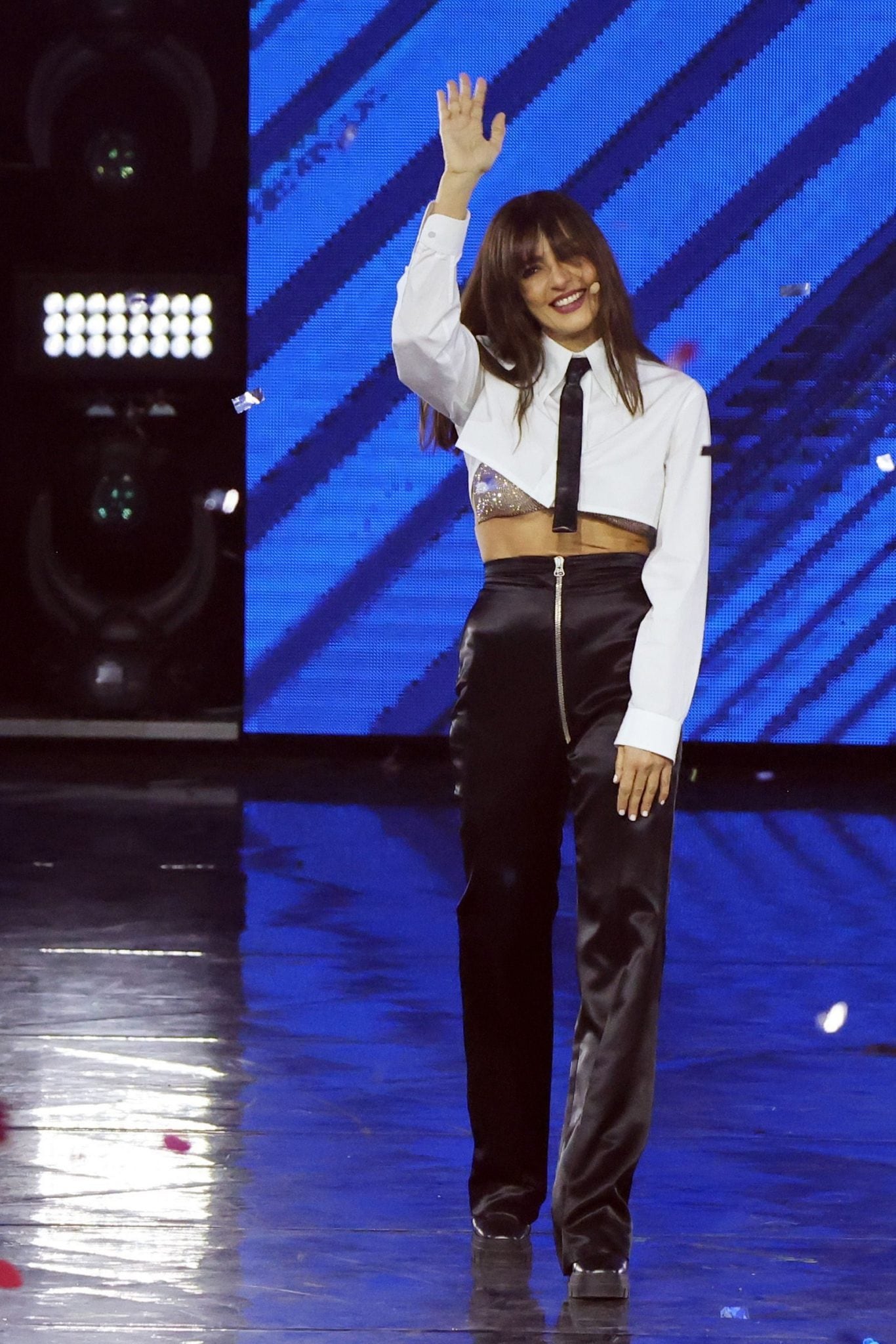 Ambra Angiolini brilla nella finale di X Factor: canta T'appartengo col ...