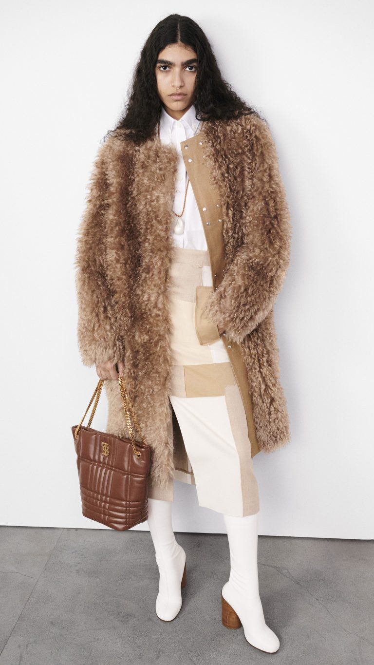 La moda per l'inverno 2023 è furry: abiti e accessori pelosi sono di ...