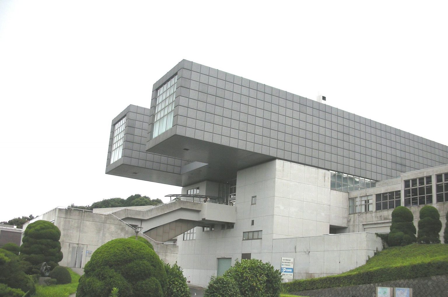È morto Arata Isozaki: dalla Torre Allianz alla Loggia degli Uffizi, le ...