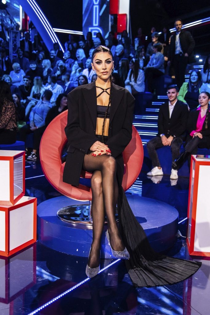 Giulia Salemi, Cenerentola dark al GF Vip: scarpe di cristalli e ...