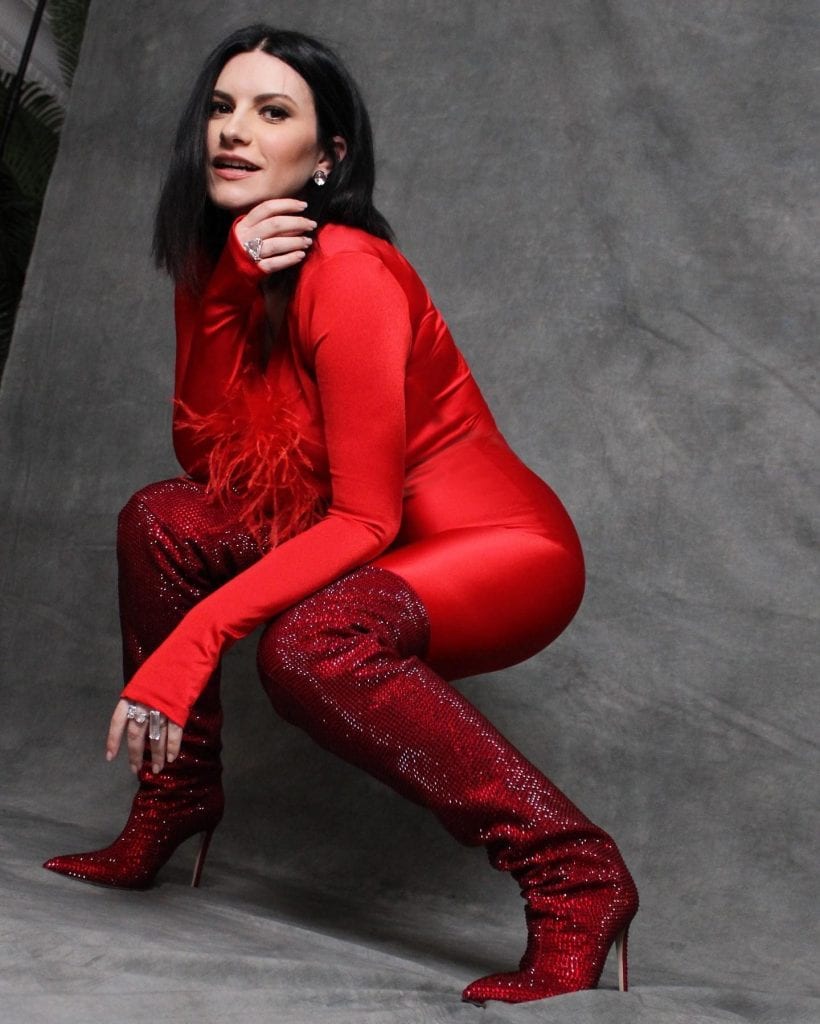 Laura Pausini, il look di Natale in rosso: gli stivali di cristalli ...