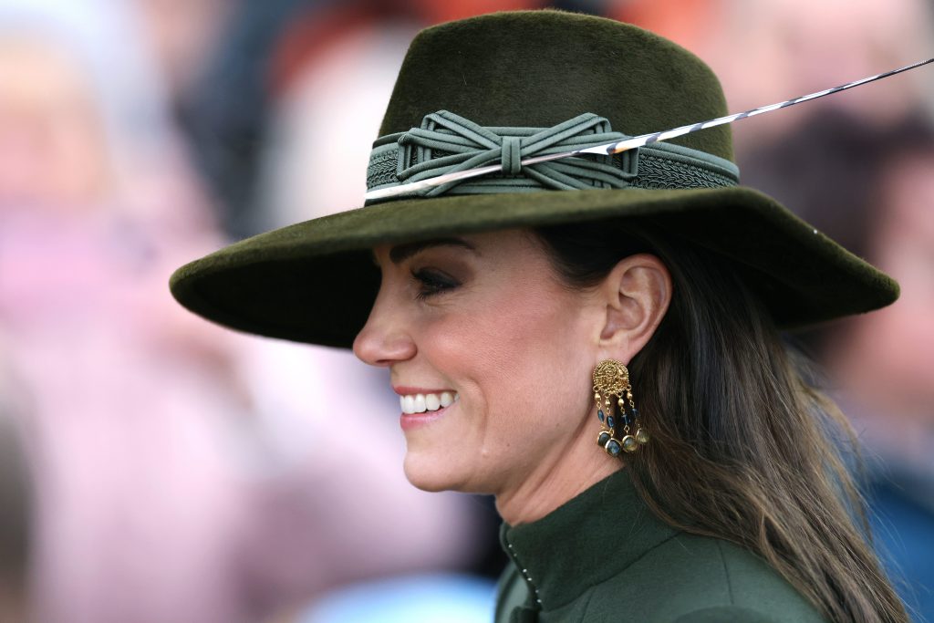 Kate Middleton rivoluziona il look di Natale: è country con cappotto ...