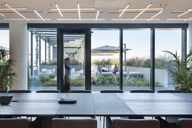 L'ufficio più bello di Milano? Un giardino pensile sui tetti della città