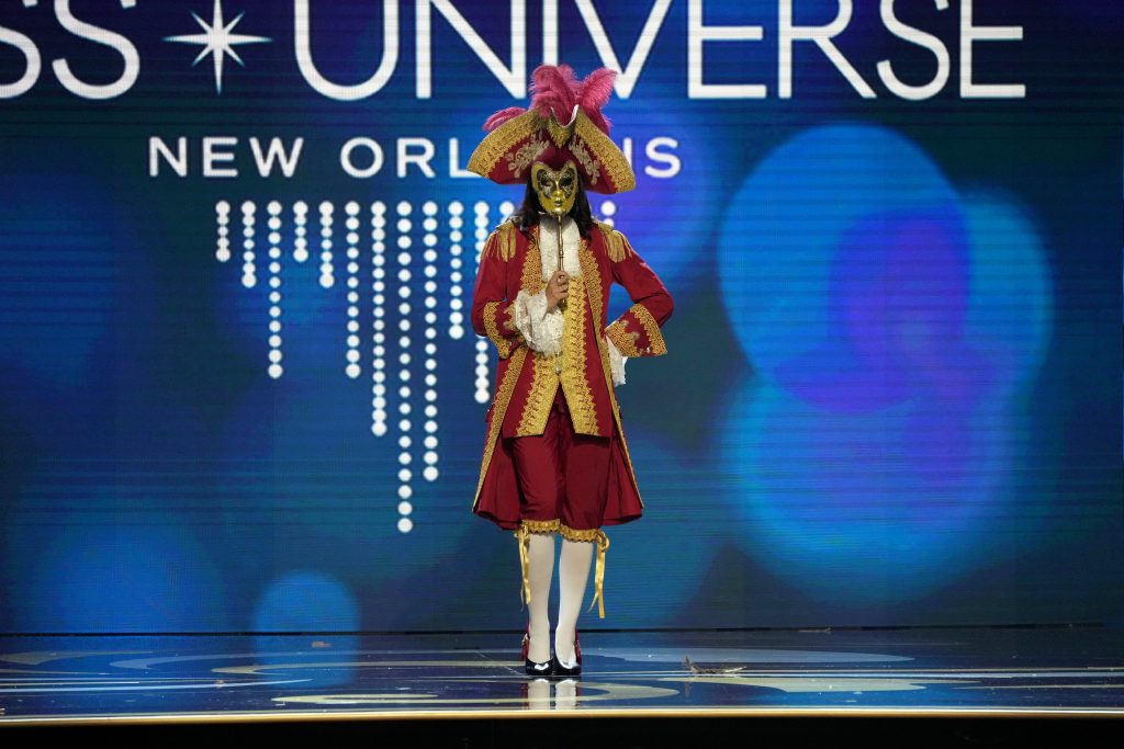 Virginia Stablum, italiana a Miss Universo: sfila in abito da sera e ...