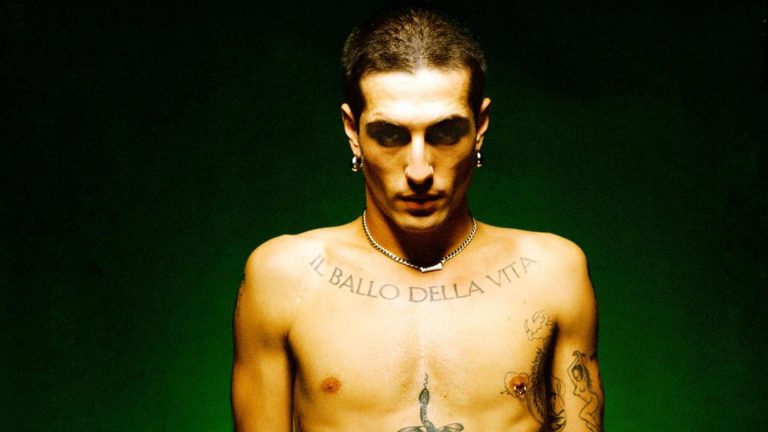 No, Ethan dei Maneskin non ha tagliato i capelli a zero: la sorpresa al concerto di Milano