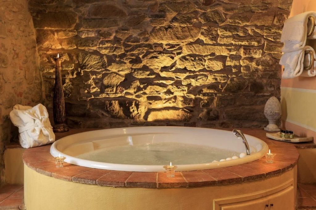 Emma Marrone in vacanza tra natura e cavalli: quanto costa il relais ...