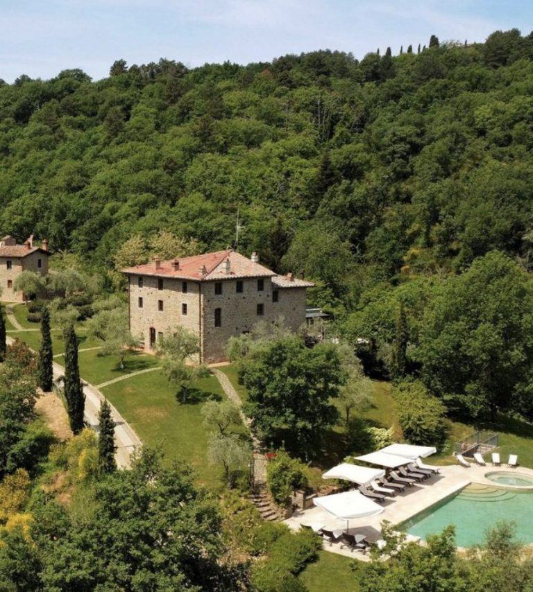 Emma Marrone in vacanza tra natura e cavalli: quanto costa il relais ...