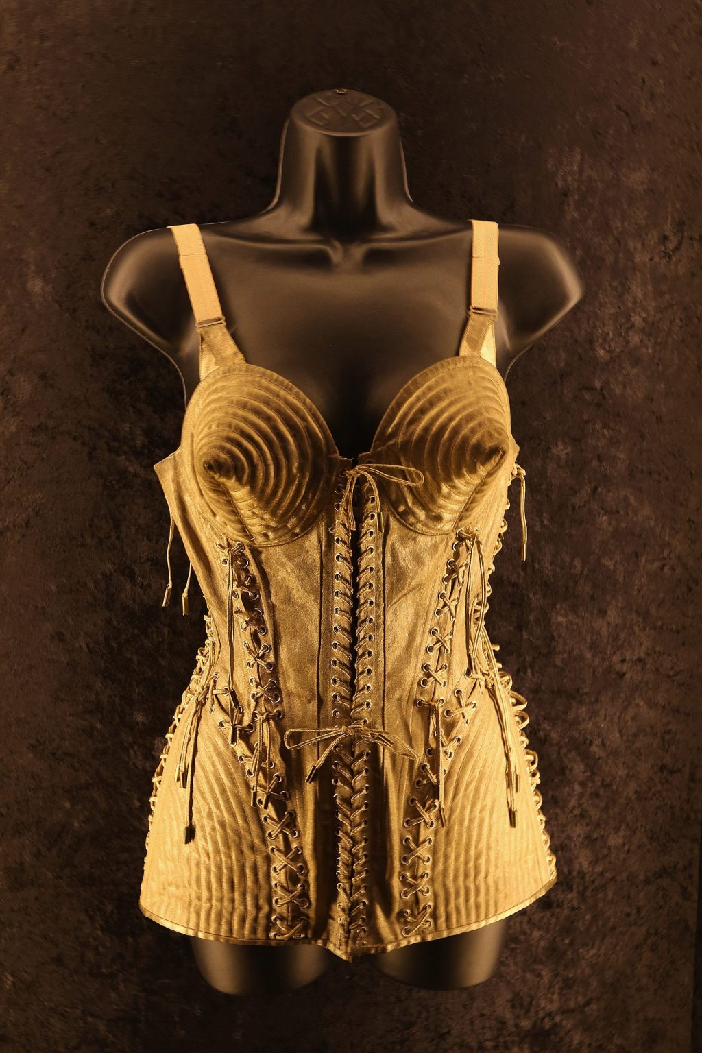 Madonna in tour: perché sulla locandina indossa l'iconico reggiseno a punta