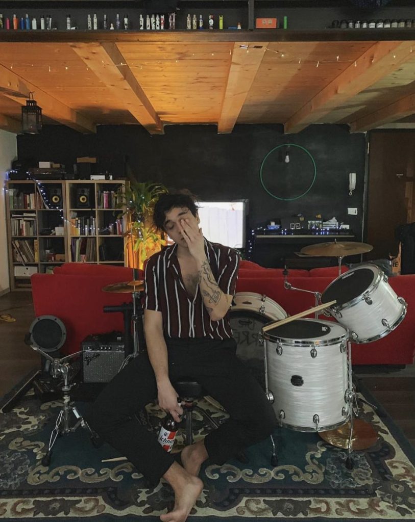 Dove abita Tananai: la casa è un loft a Milano