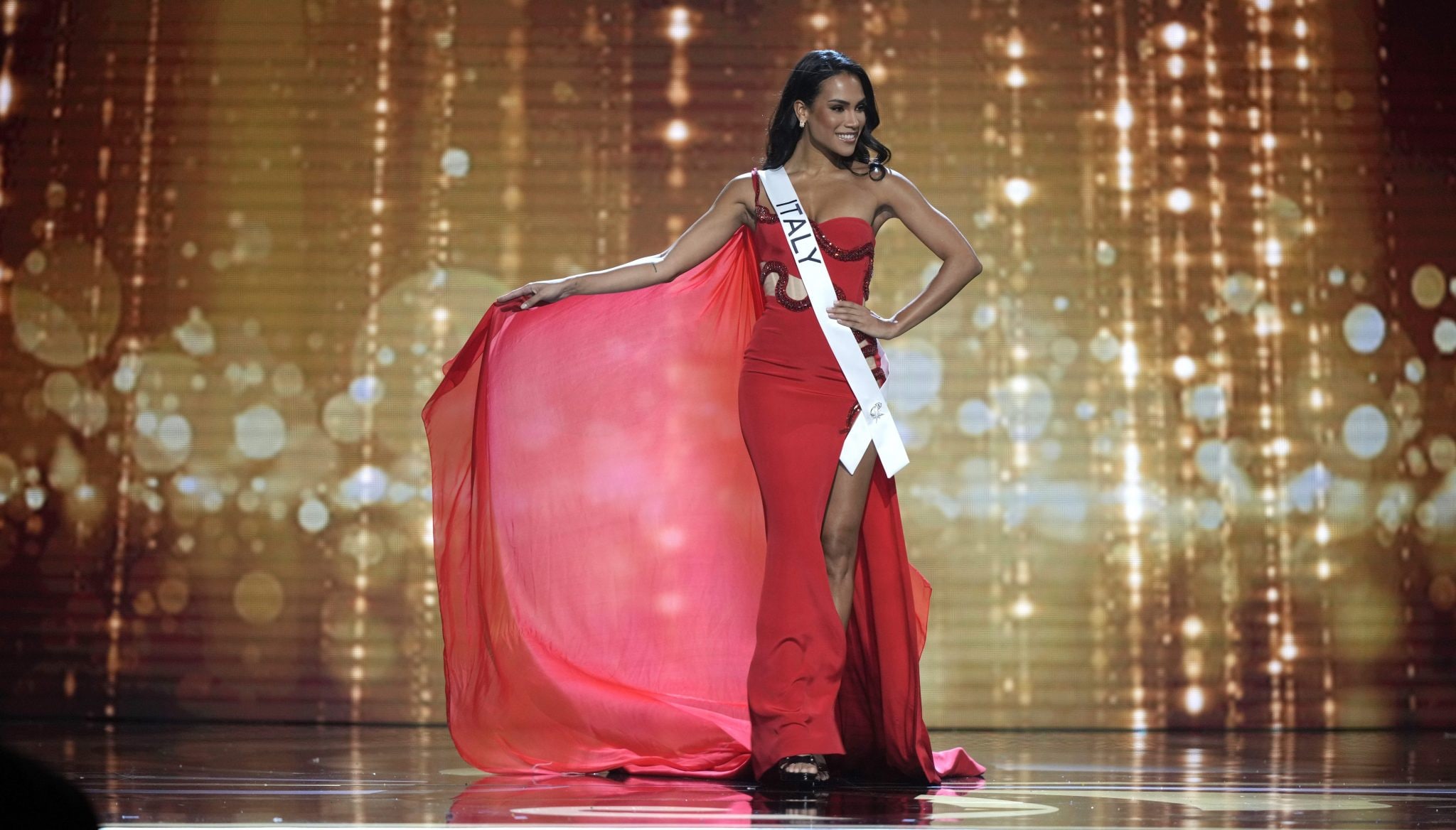Virginia Stablum, italiana a Miss Universo: sfila in abito da sera e ...
