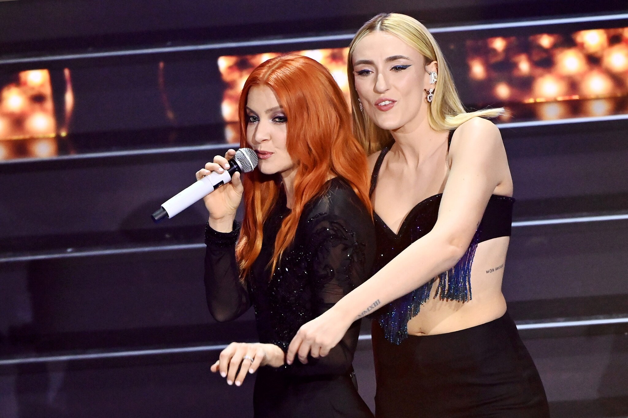 Noemi e Mara Sattei a Sanremo cantano la dance con paillettes ...