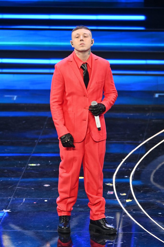 Lazza a Sanremo rinasce dalla cenere e torna a bruciare: il significato ...