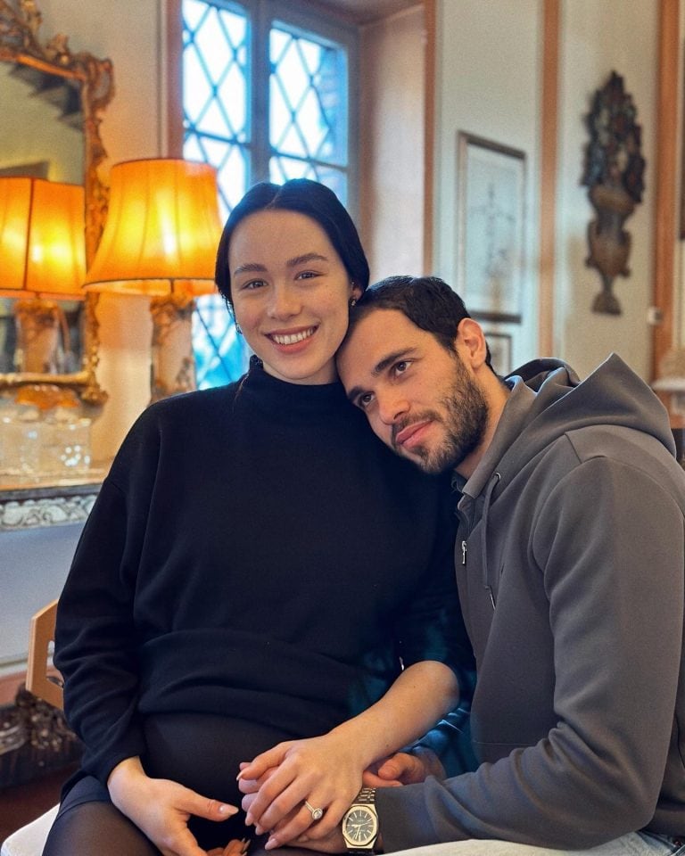 Aurora Ramazzotti in bikini col pancione: si gode il nono mese di gravidanza in spa