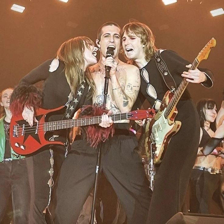 I Maneskin tra piume e oblò di cristalli: coi look coordinati danno ...