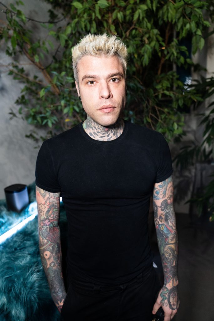 Fedez torna in pubblico a Milano: tatuaggi in mostra e shirt nera per ...