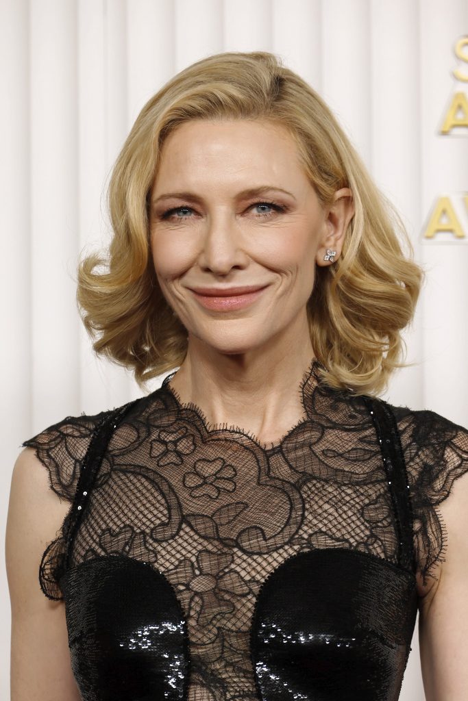 Cate Blanchett 'trasforma' un abito di dieci anni fa e brilla ai SAG Awards